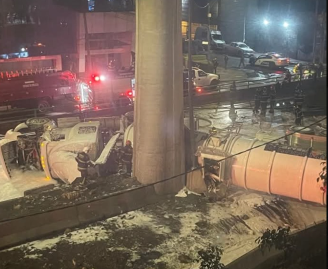 Volcadura de pipa con combustible causa cierre en Periférico